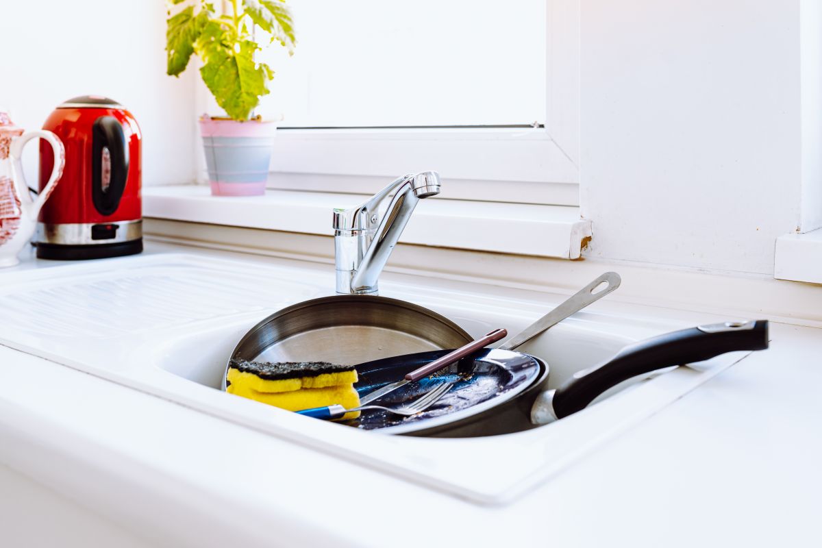 Why Do Dishes Smell Bad after Hand Washing and How to Fix