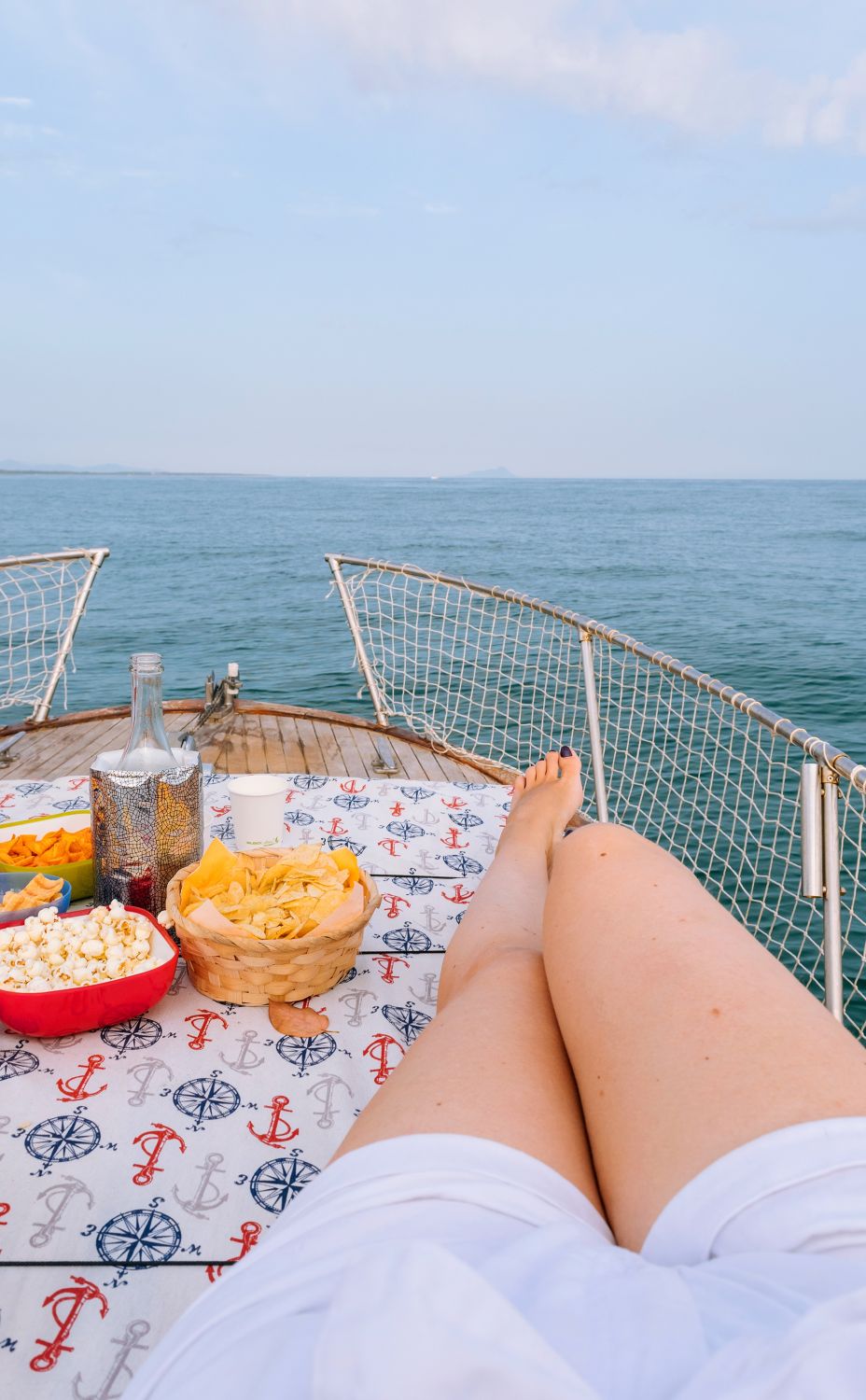 Best Foods to Take on a Pontoon Boat: 50+ Suggestions