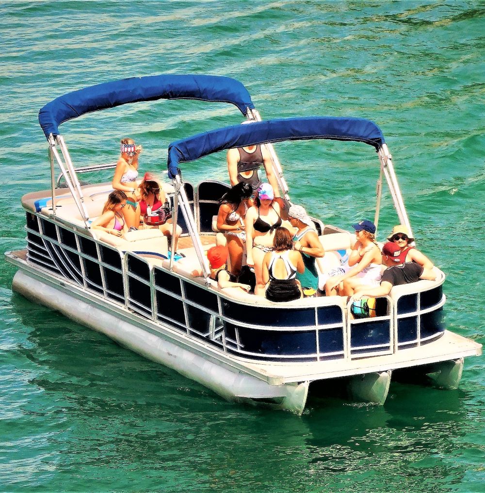 Best Foods to Take on a Pontoon Boat: 50+ Suggestions